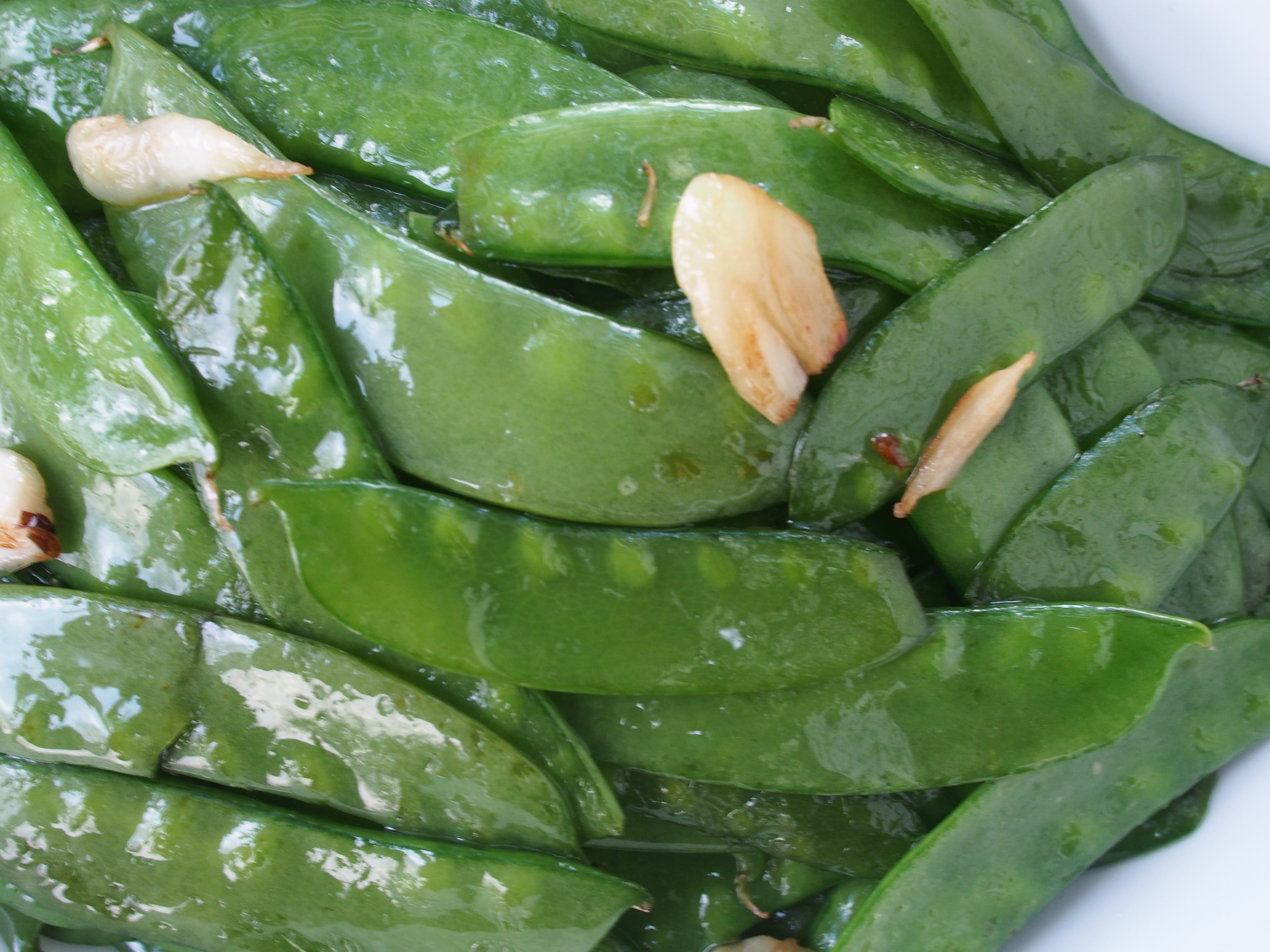 STIR-FRIED SNOW PEAS WITH GARLIC – The Weathered Grey Table